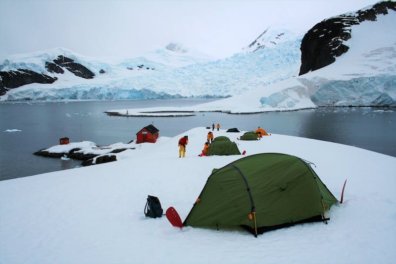 A-campsite-with-a-view-on-the-Antarctics-peninsula - Swoop Antarctica Blog